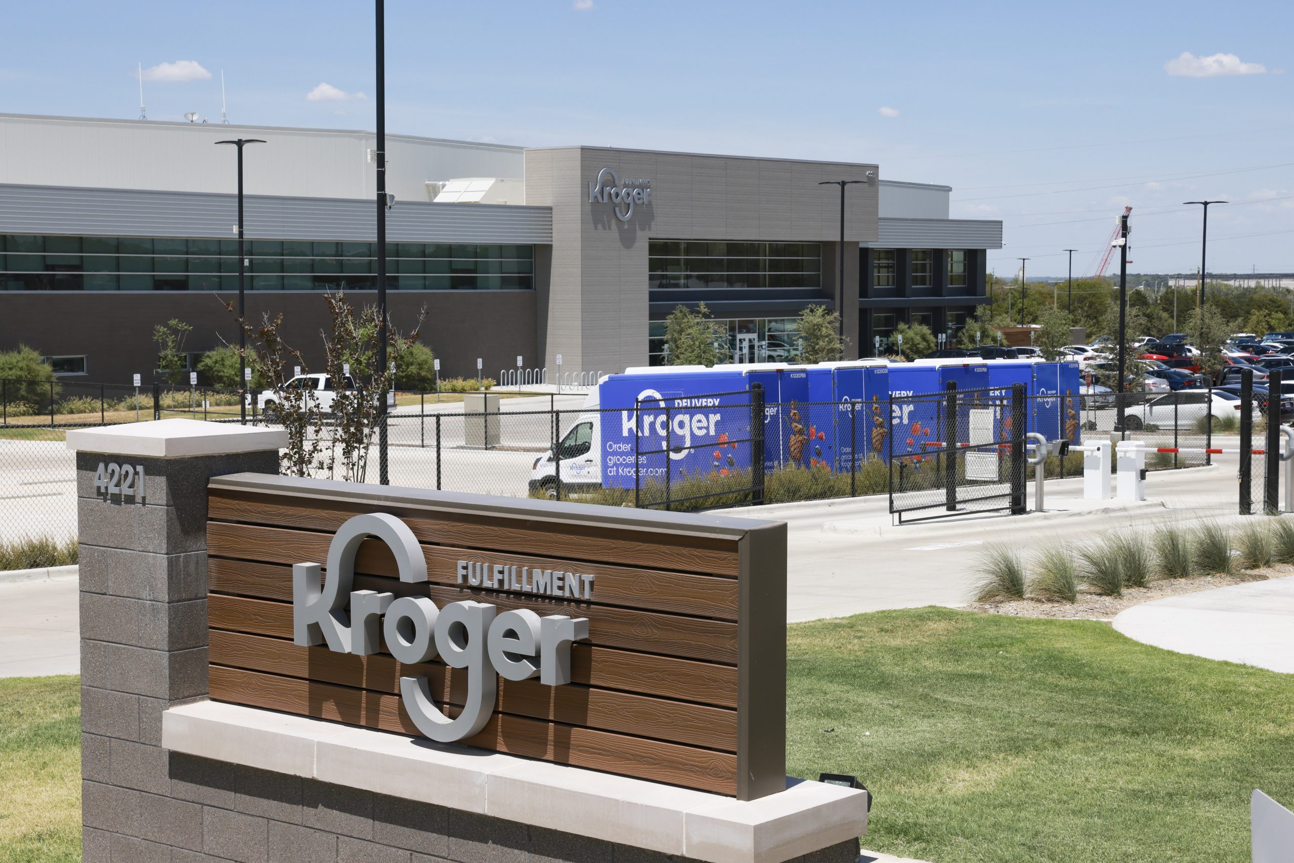 Kroger and Albertsons make a final pitch for their merger before a ...