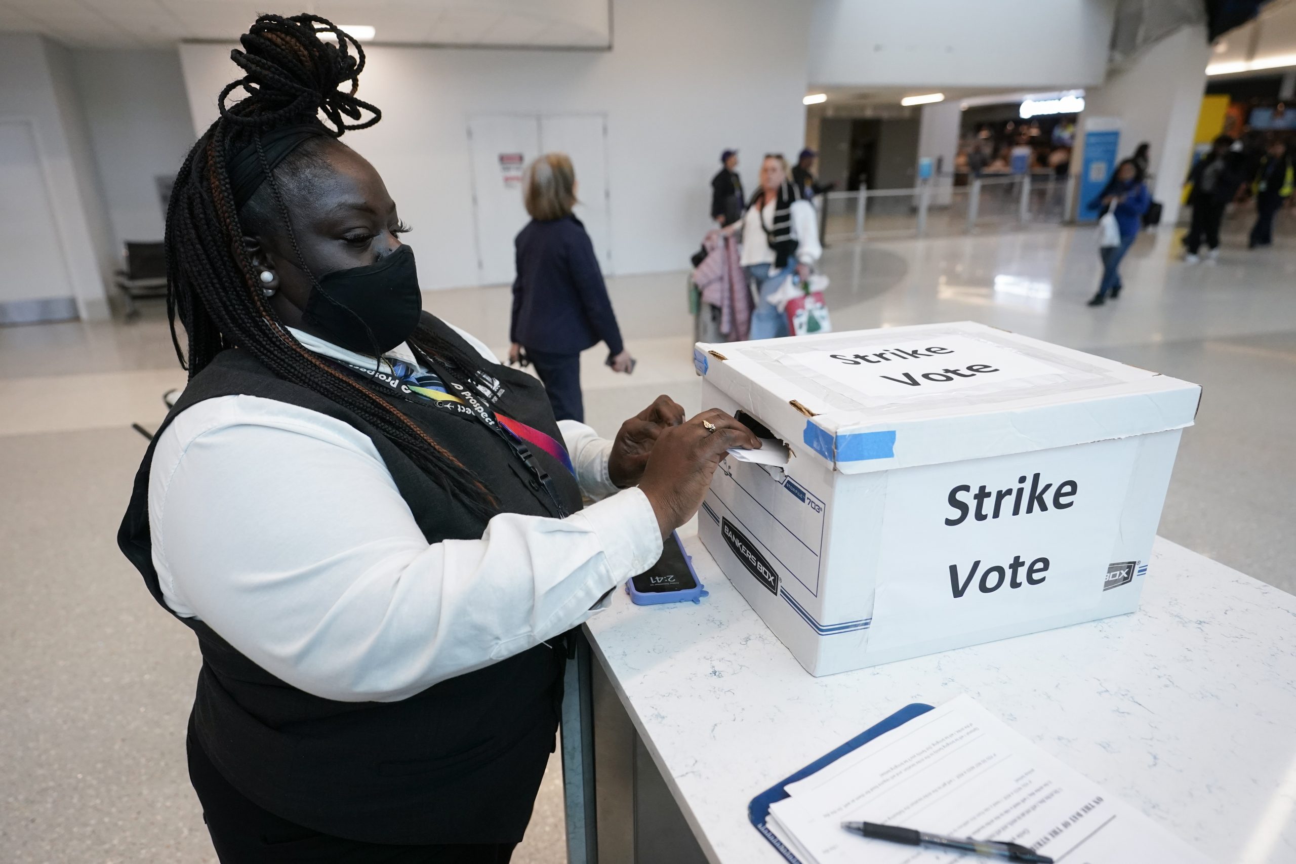 Workers at Charlotte airport, an American Airlines hub, go on strike ...
