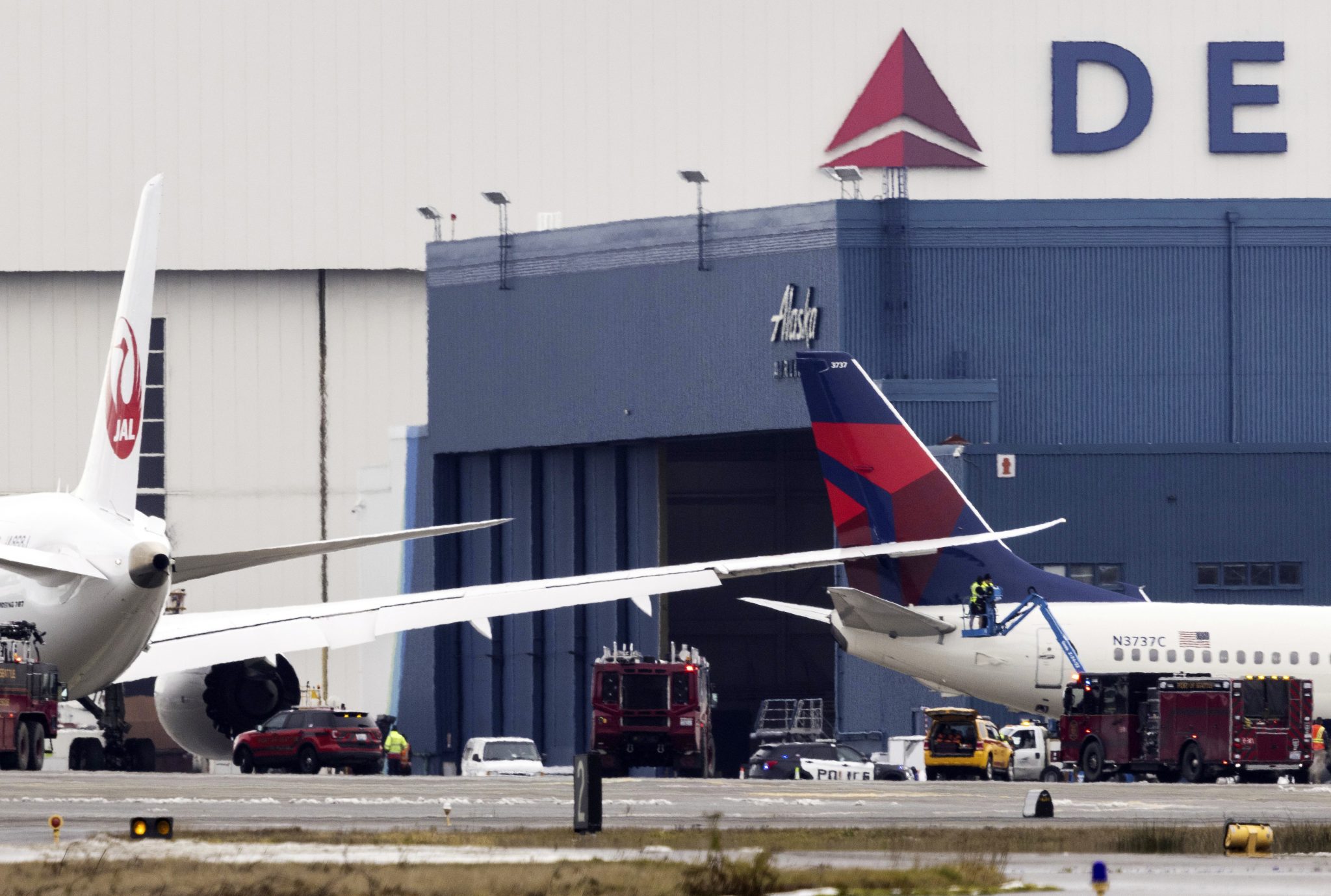 Parked Delta plane apparently struck by Japan Airlines plane that was ...
