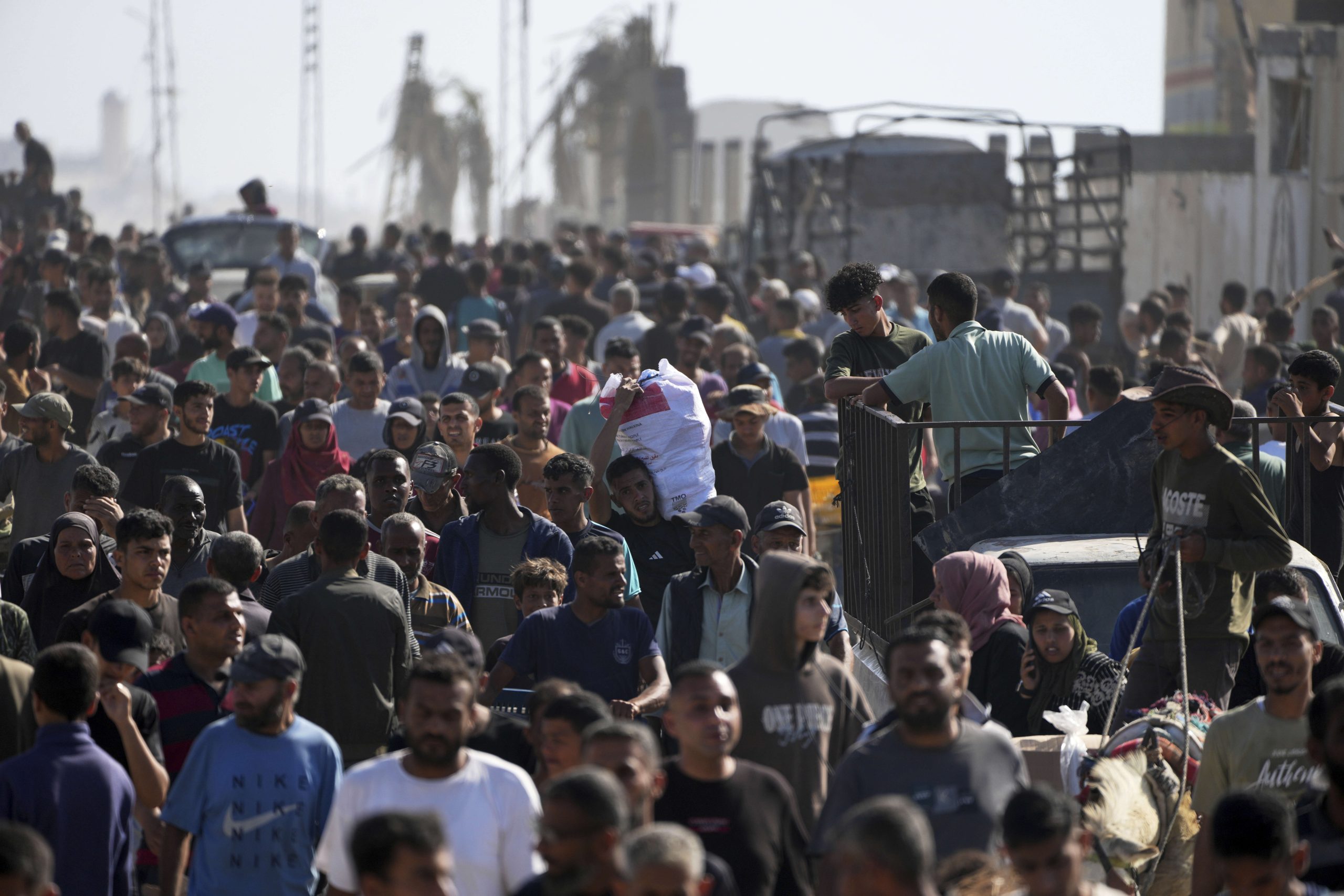Israeli troops fire warning shots as Palestinians overwhelm new Gaza ...