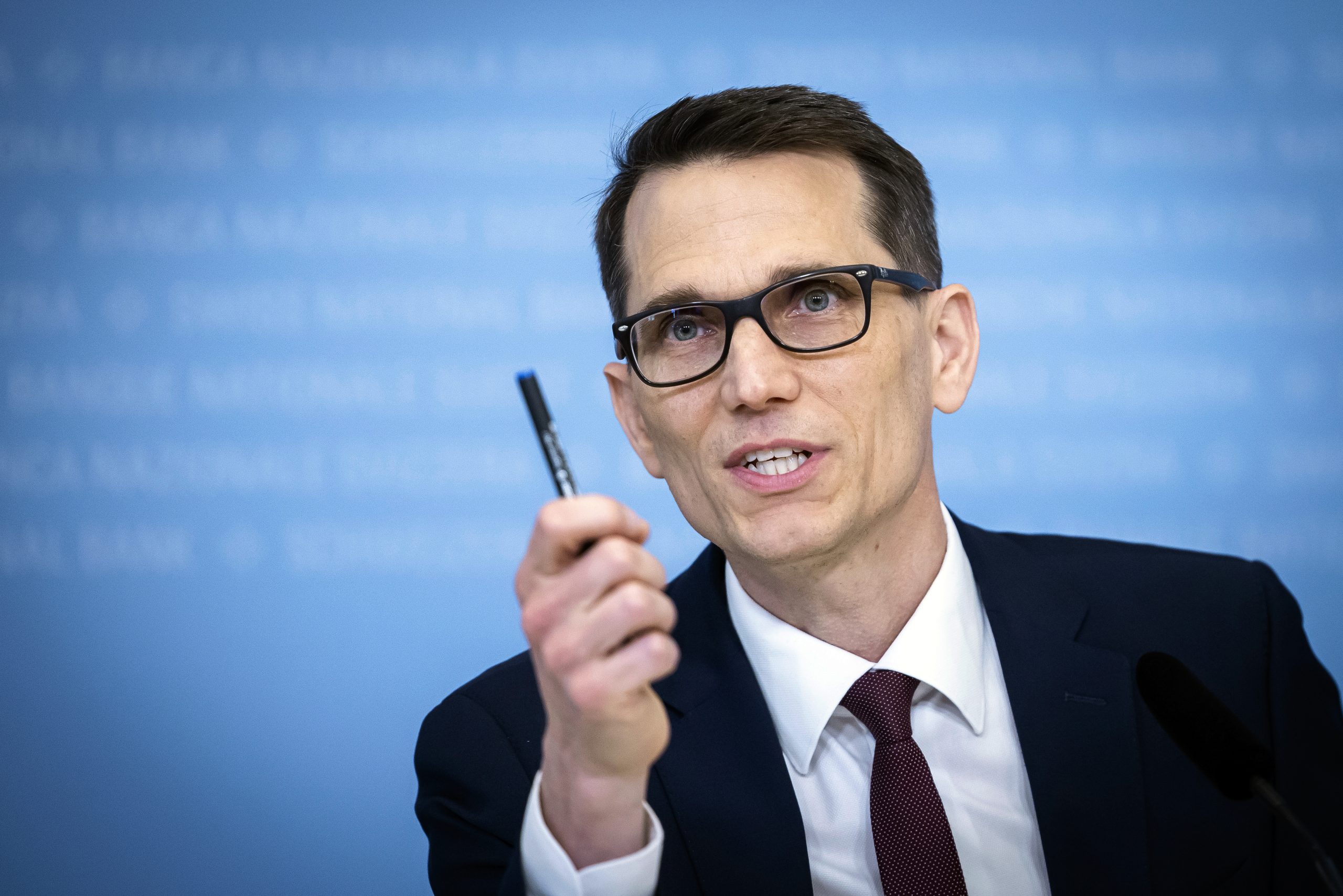 Swiss cut key interest rate by a quarter percentage point, putting its ...