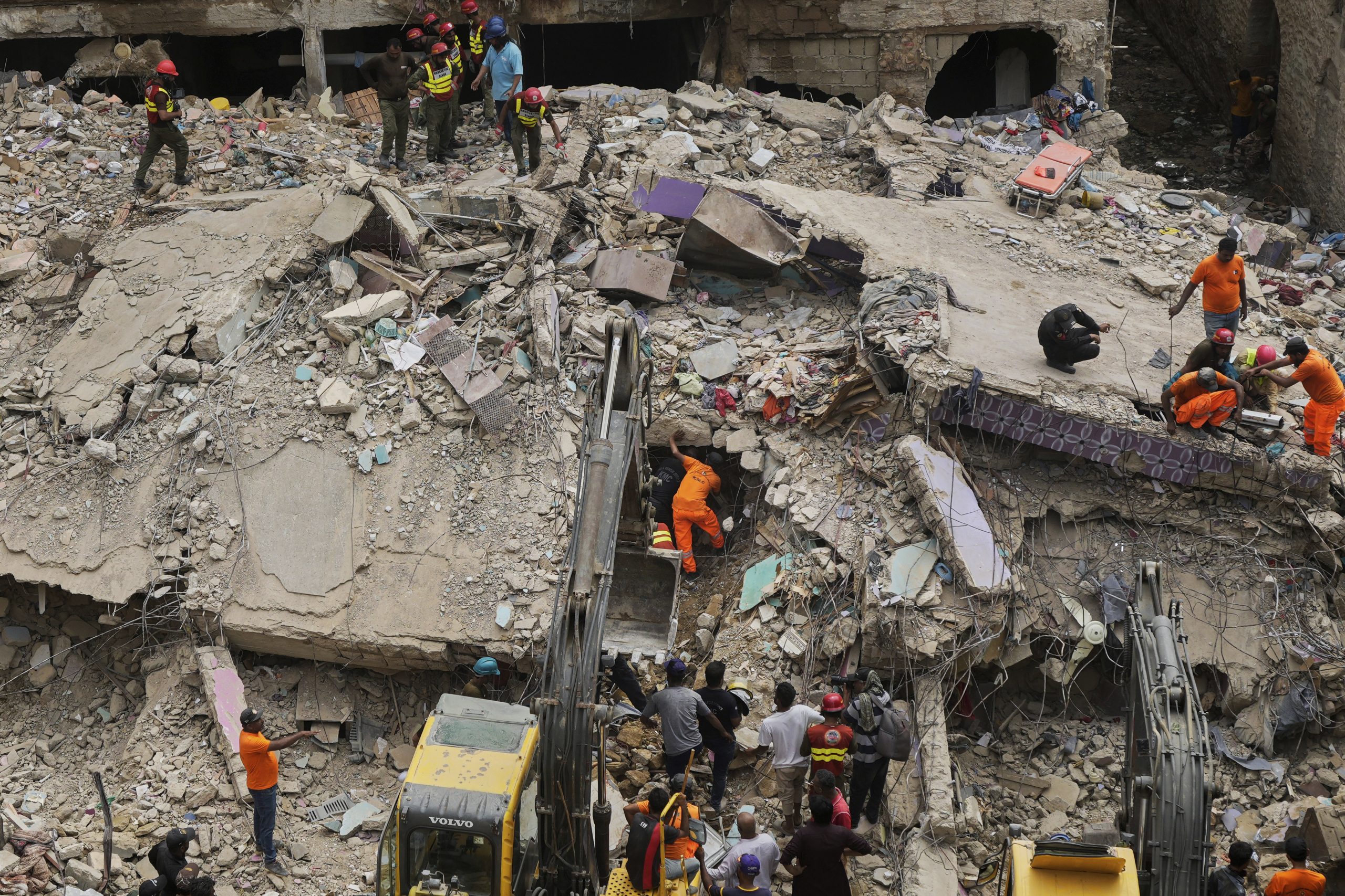 A multistory building collapse in Pakistan's port city of Karachi kills ...