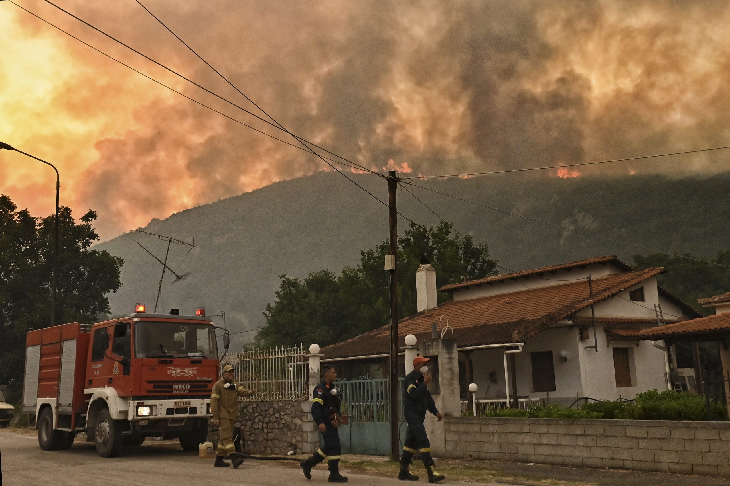 A major forest fire in Greece forces several villages to evacuate - SRN ...