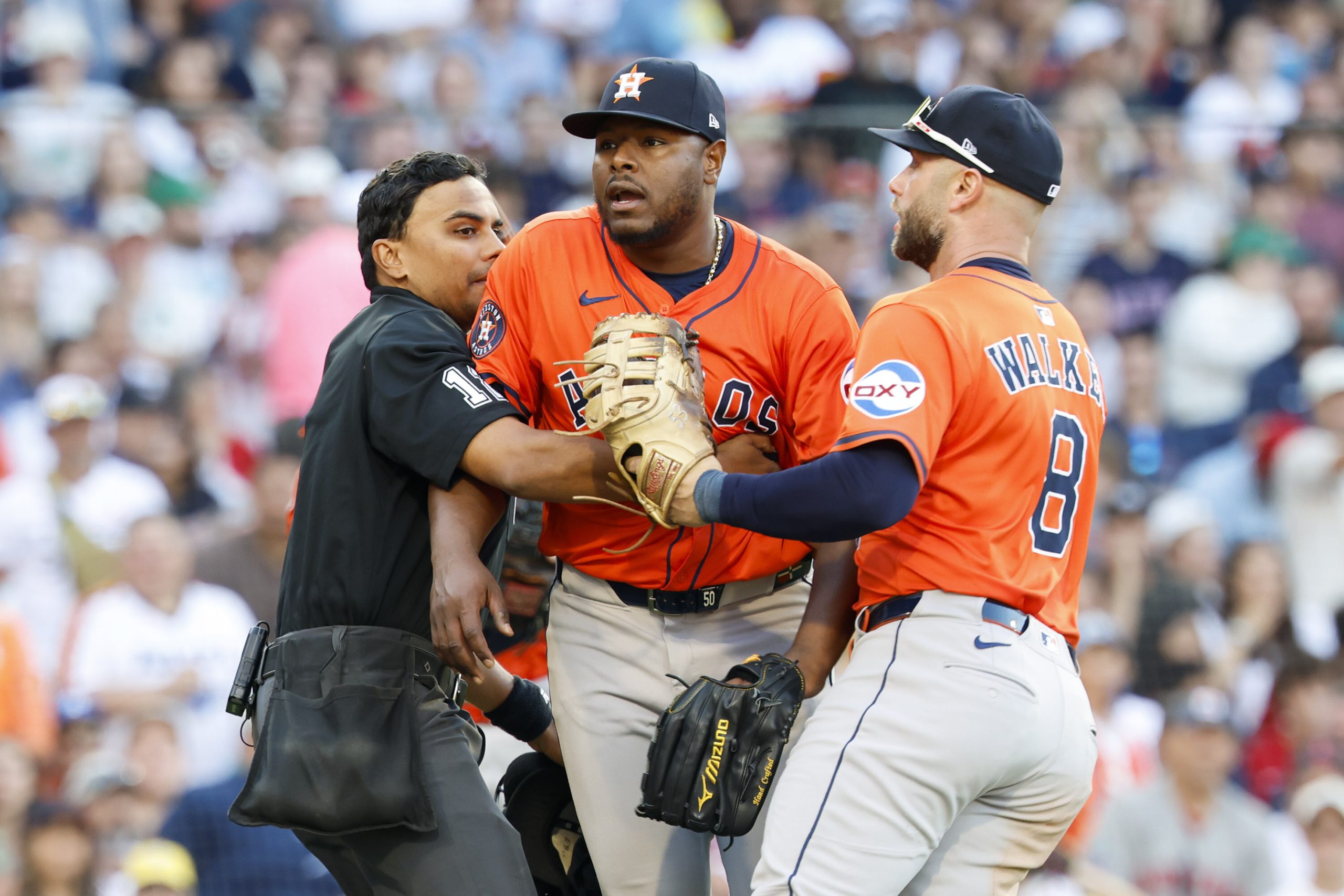 Astros reliever Neris intentionally balks to advance runner from second ...