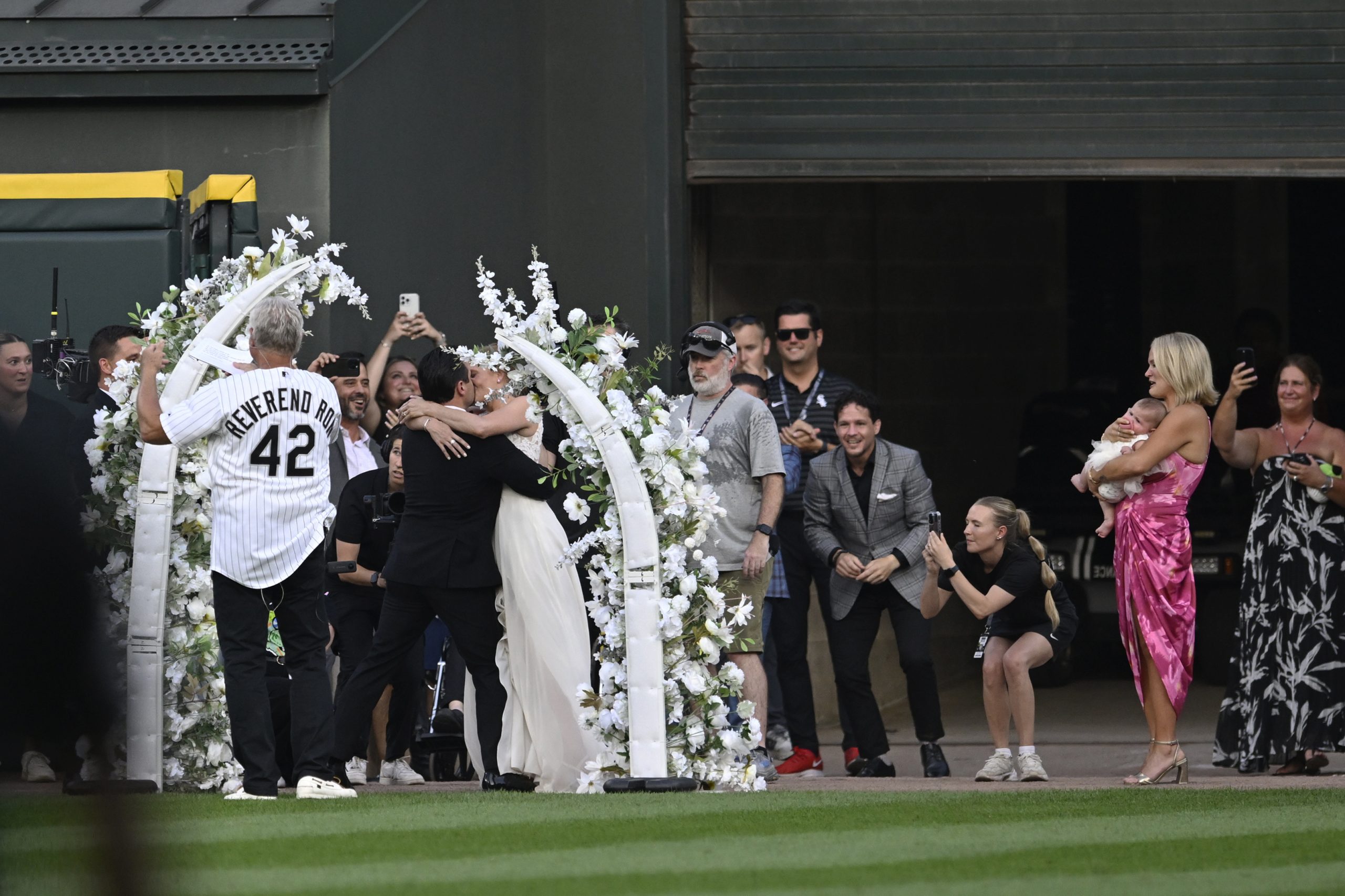 White Sox celebrate showman Bill Veeck with wedding, 50-foot hot dog ...