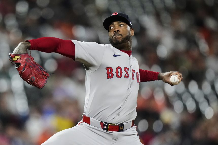 Red Sox and closer Aroldis Chapman agree to $13.3 million contract for 2026 with a 2027 option ...