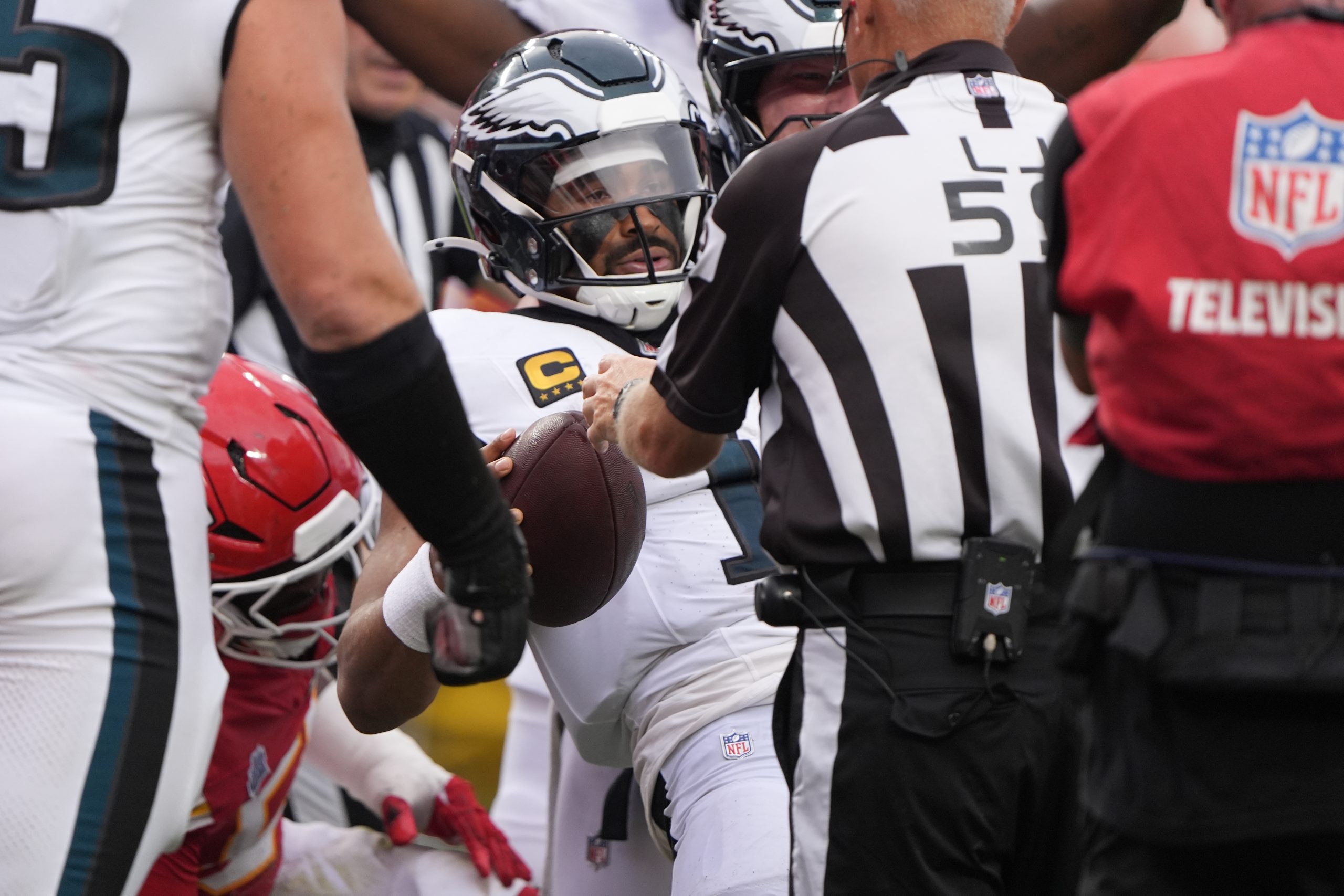 Problems officiating the tush push could be the new argument to support banning it - SRN News