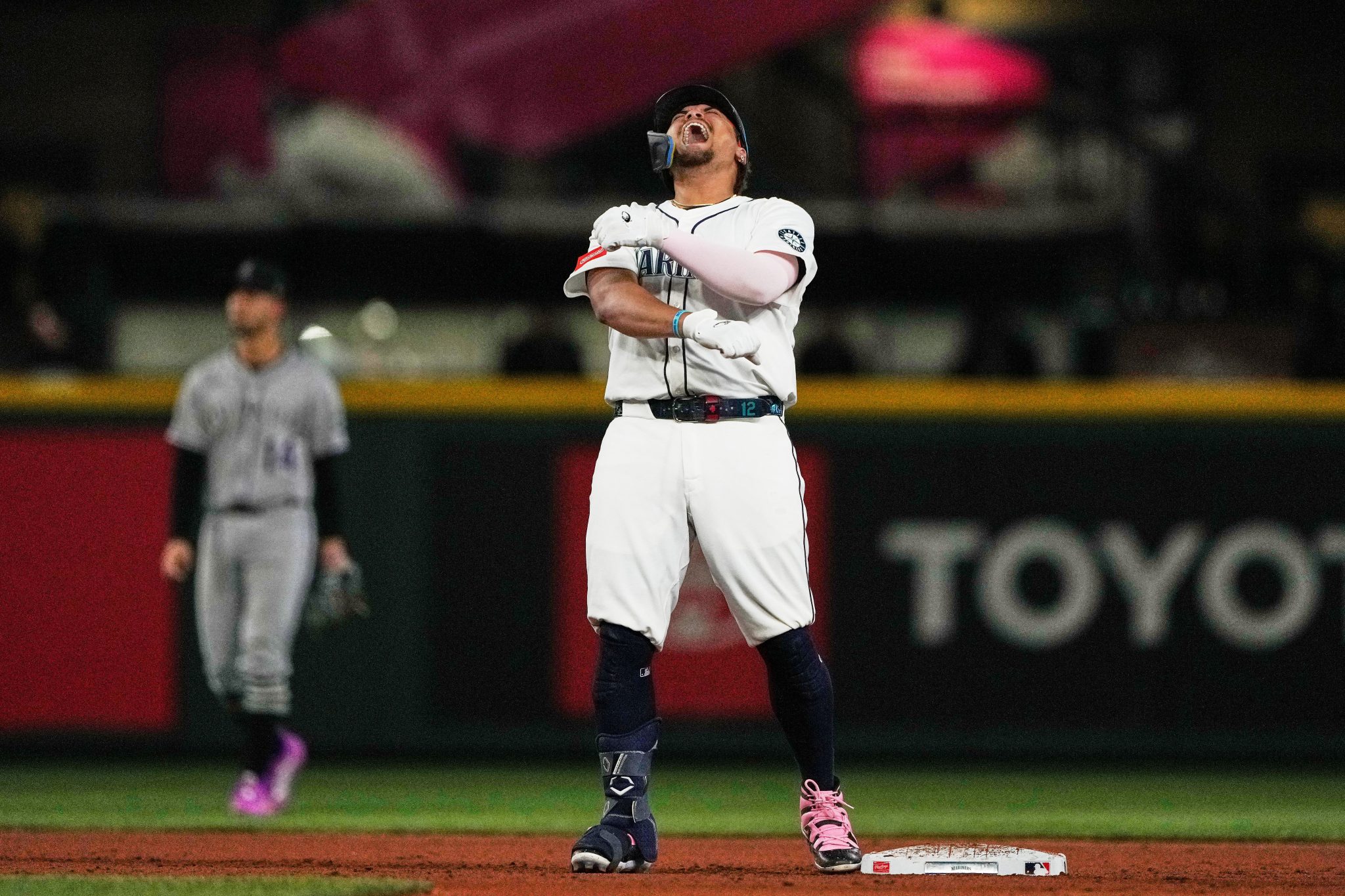 Surging Mariners clinch playoff berth and close in on AL West title ...