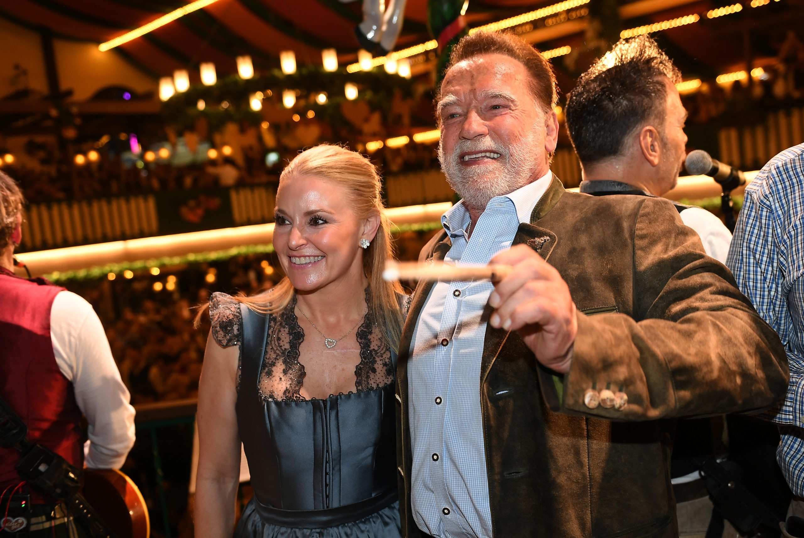 Schwarzenegger directs a band in a beer tent at Munich's Oktoberfest ...