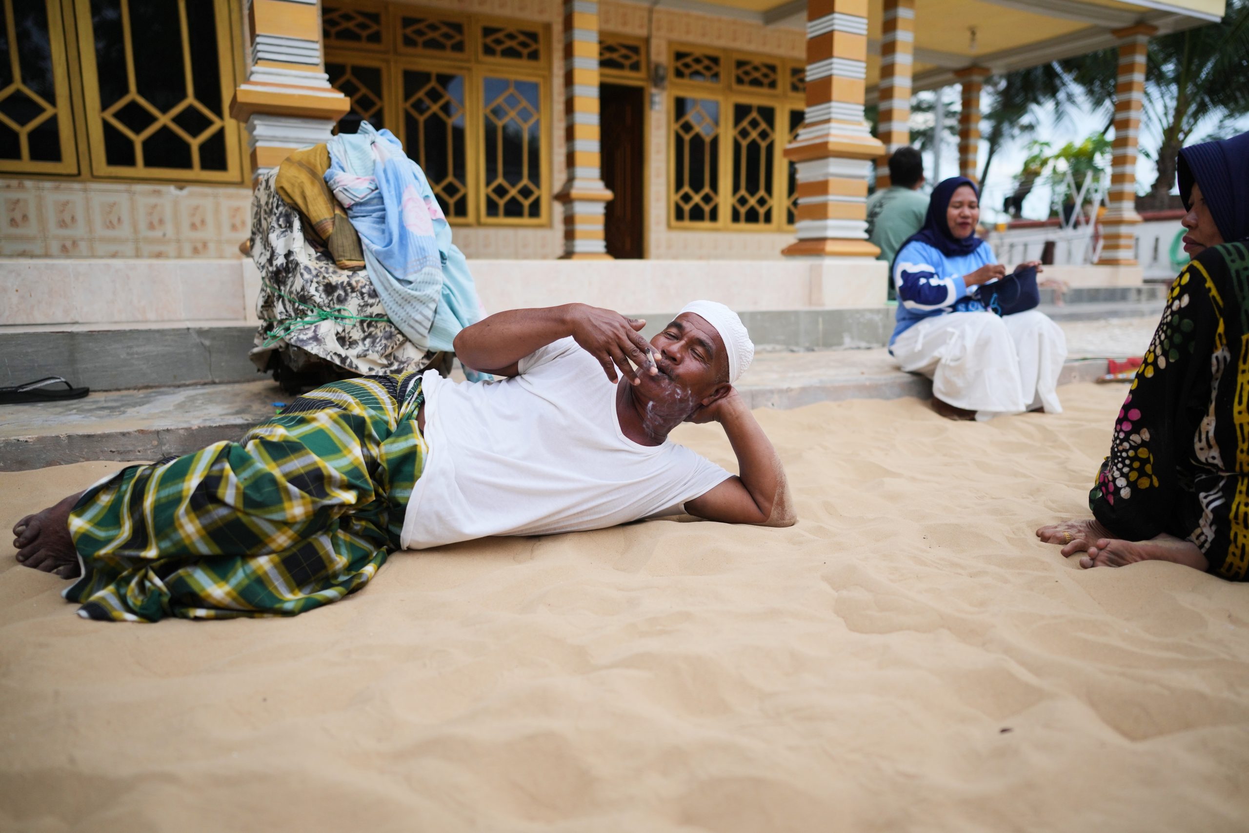 PHOTO ESSAY: Indonesia’s village keeps tradition of life on sand - WYSL ...